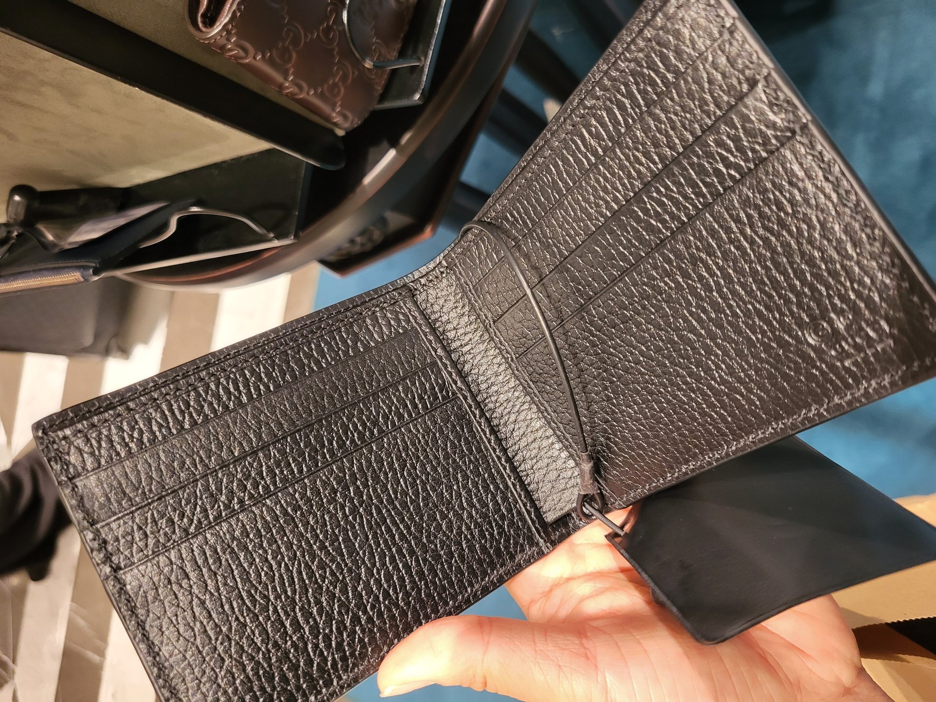 Gucci Outlet Mens Leather 6cc Wallet Metal GG Blac... | Everuts