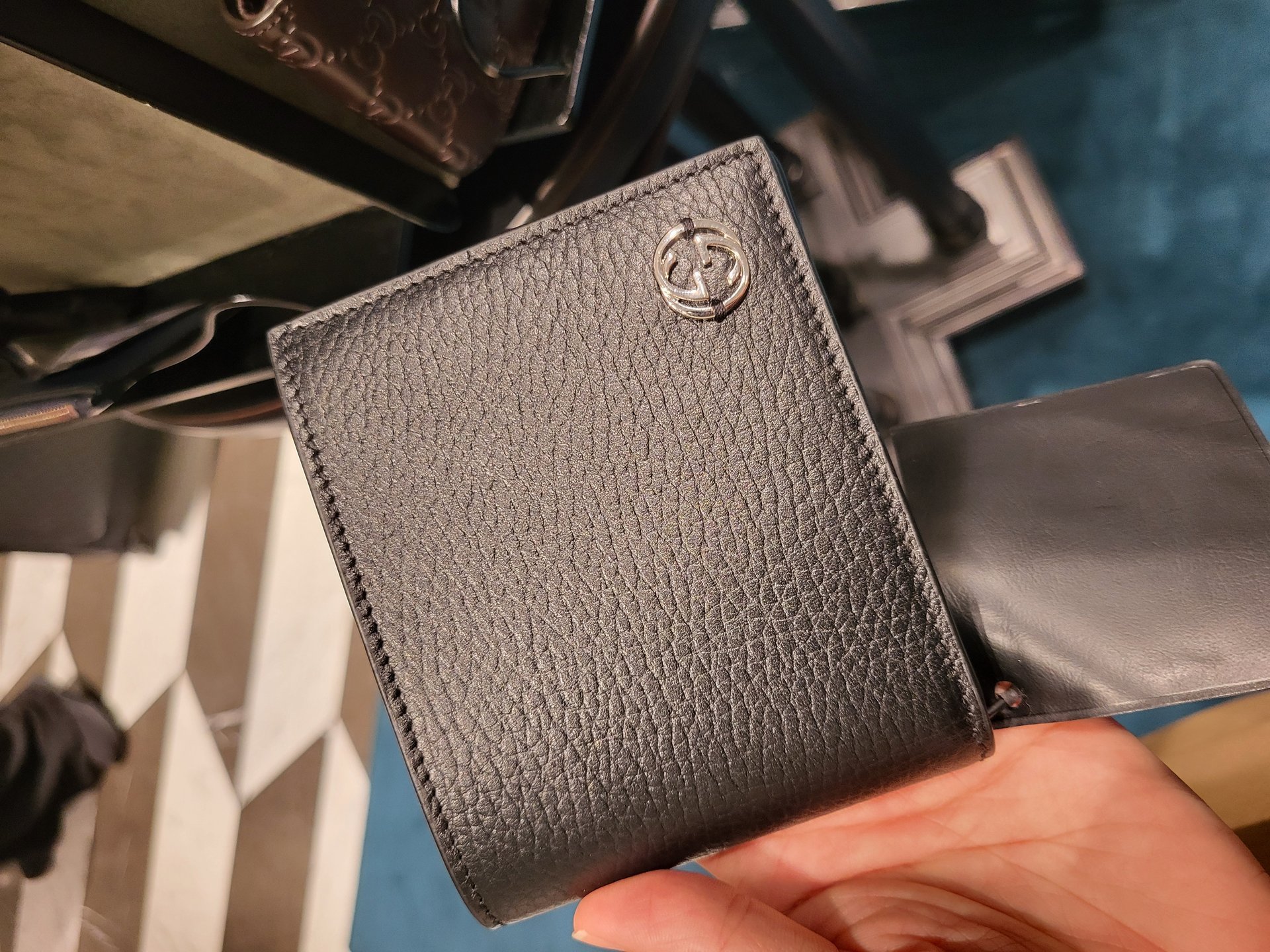 Gucci Outlet Mens Leather 6cc Wallet Metal GG Blac... | Everuts